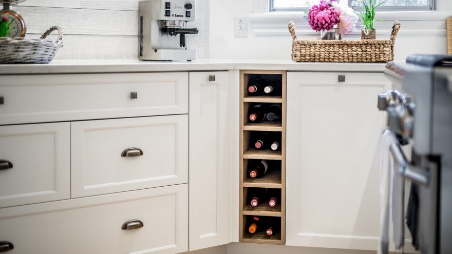 Cuisine champêtre, bois, armoires vitrées et quartz | Ateliers Jacob