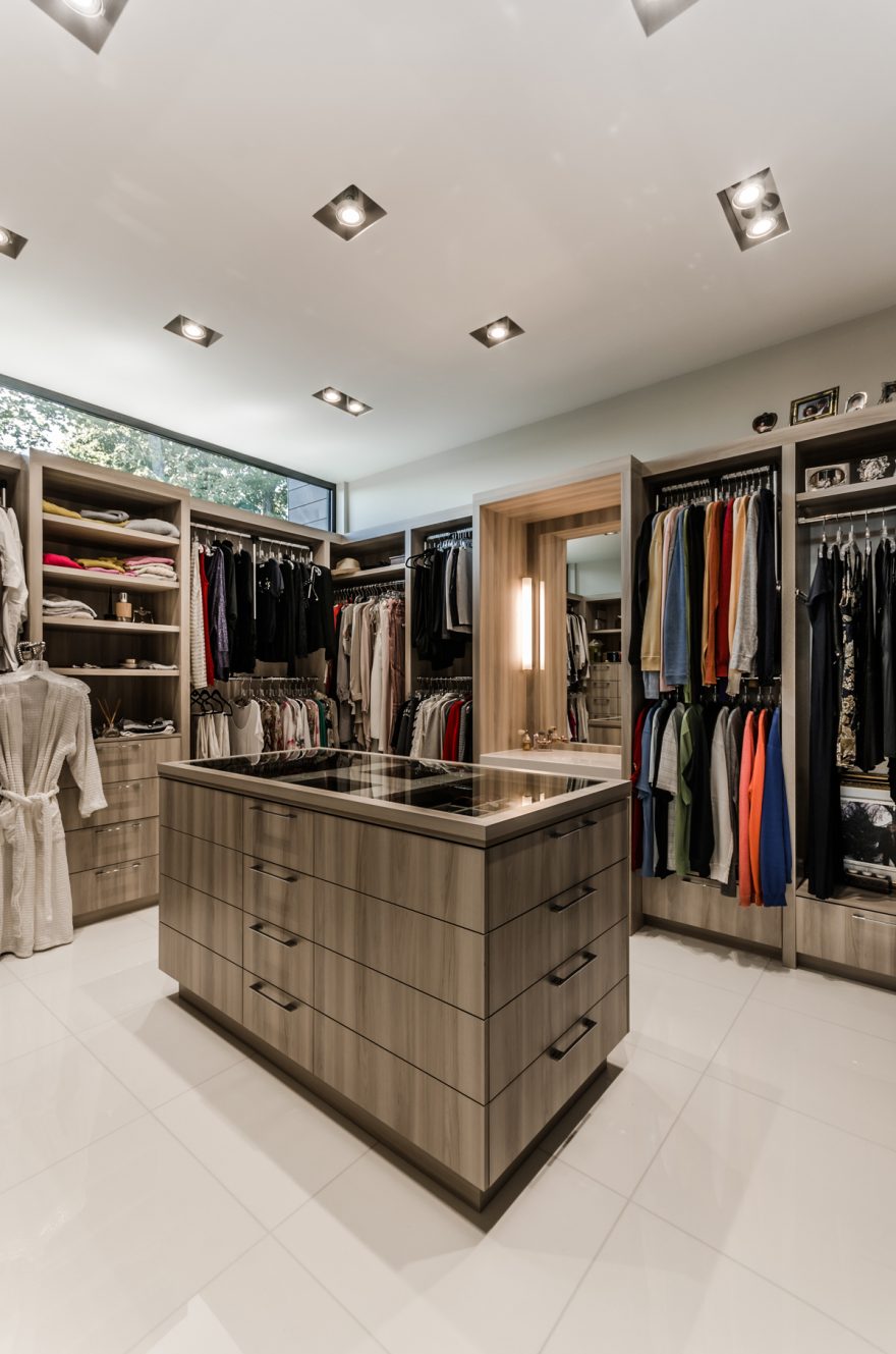 Wooden walk-in with black handles | Custom design